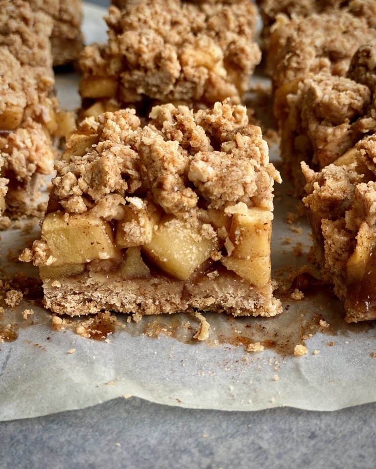 Easy Cinnamon Apple Oatmeal Bars (gluten-free)